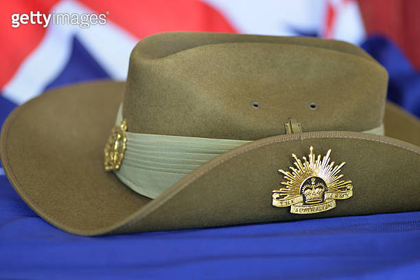 Anzac Day slouch hat in front of an Australian flag (469025754) - 게티이미지뱅크