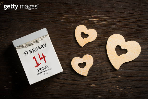 tear-off calendar with Valentine's Day 2020 on top (1196969603) - 게티이미지뱅크