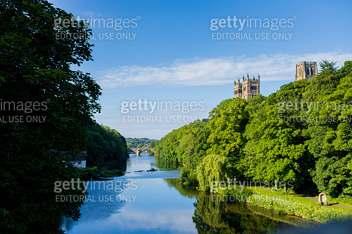 Durham Cathedral Exterior During Sunny Summer Day With Lush Green Trees 1445755279 게티이미지뱅크