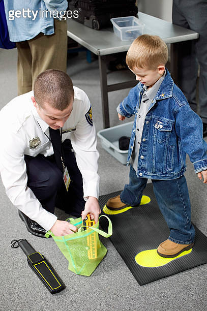 Security guard and boy 이미지 (76750223) - 게티이미지뱅크