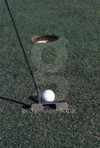 Putter hitting golf ball to hole, (Close-up) (200246809-001) - 게티이미지뱅크