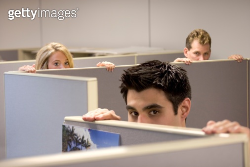 Businesspeople peering over cubicle walls 이미지 (76801201) - 게티이미지뱅크