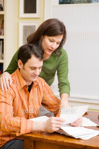 Portrait of couple doing paperwork at home 이미지 (76687995) - 게티이미지뱅크