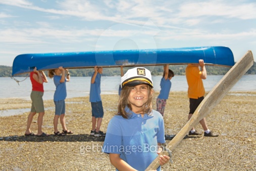Male camp counselor and children carrying canoe 이미지 (79166617) - 게티이미지뱅크