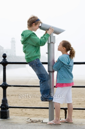 Children looking through viewfinder at beach 이미지 (80376458) - 게티이미지뱅크
