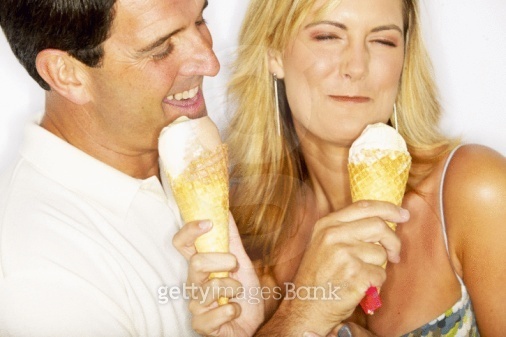 Couple Eating Ice Cream Cones 이미지 87763874 게티이미지뱅크