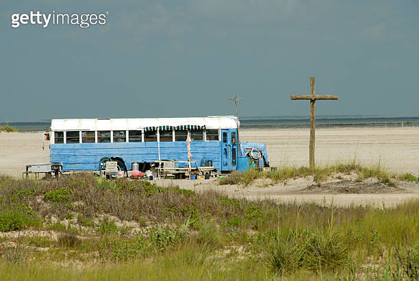 Old Blue Bus And Large Wood Cross On Beach 이미지 (91330891) - 게티이미지뱅크