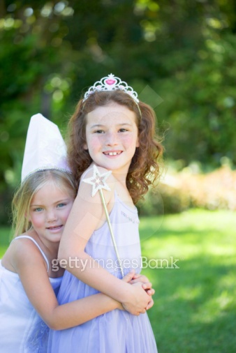 Girls dressed as princesses hugging 이미지 (78653605) - 게티이미지뱅크