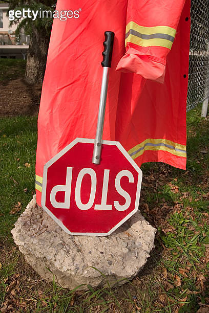 Crossing Guard Rain Jacket And Sign 이미지 (93185370) - 게티이미지뱅크