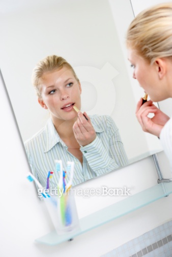 Woman Applying Lipstick 이미지 78156890 게티이미지뱅크