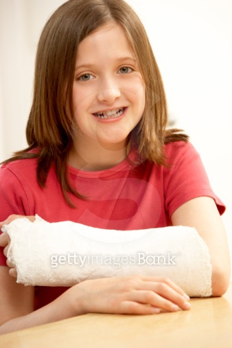 Girl with broken arm in cast 이미지 (78160317) - 게티이미지뱅크