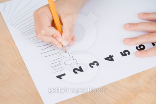 Child writing numbers 이미지 (80472096) - 게티이미지뱅크