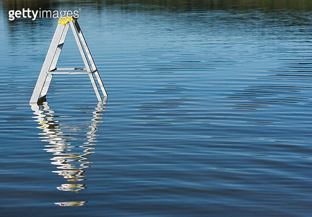 A ladder submerged in the water 이미지 (77188106) - 게티이미지뱅크