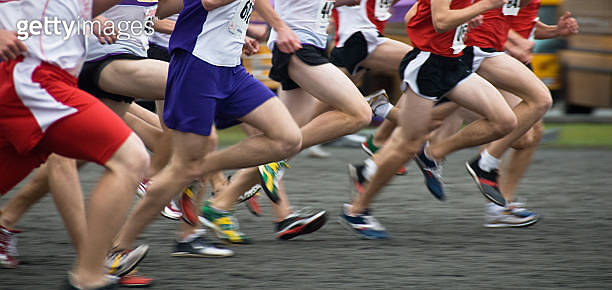 Action shot of running legs in a cross country race 이미지 (92125422) - 게티 ...