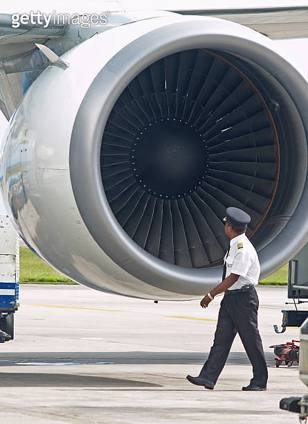 A pilot inspecting a plane before slight 이미지 (172229594) - 게티이미지뱅크