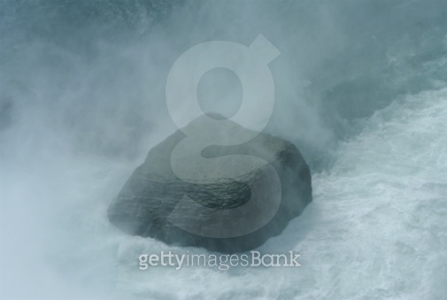 Rock in the mist of Niagara Falls 이미지 (91445684) - 게티이미지뱅크