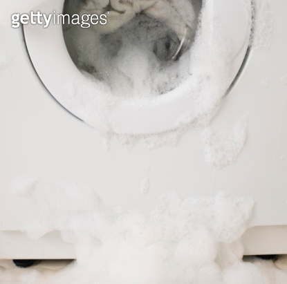 Washing machine overflowing with bubbles and water 이미지 (86494820) - 게티이미지뱅크
