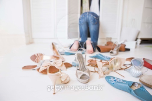 Woman searching for shoes in closet 이미지 (86529717) - 게티이미지뱅크