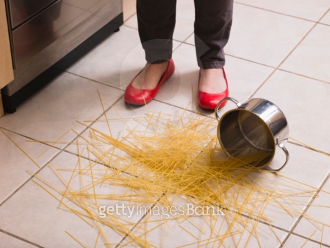 Pan of spaghetti on floor 이미지 (86543968) - 게티이미지뱅크