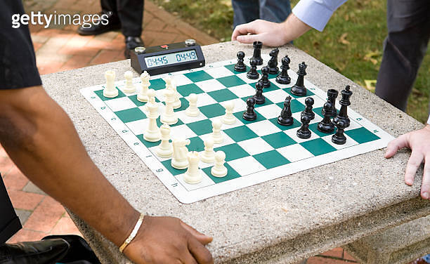 Two Players Play Timed Chess Game in a Park 이미지 (147648769) - 게티이미지뱅크