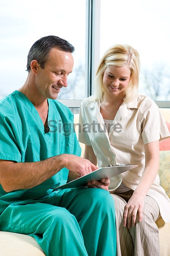 Medical Spa-Doctor and Assistant Consulting in Lounge 이미지 (172861822 ...