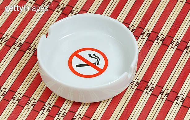 No smoke sign on ashtray (179072710) - 게티이미지뱅크
