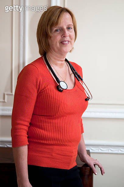 female british doctor smiling 이미지 (173846717) - 게티이미지뱅크