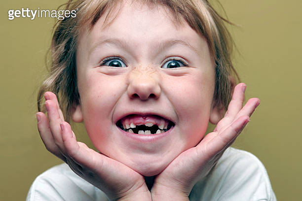 Little girl with missing teeth making a scary face 이미지 (115751353) - 게티 ...