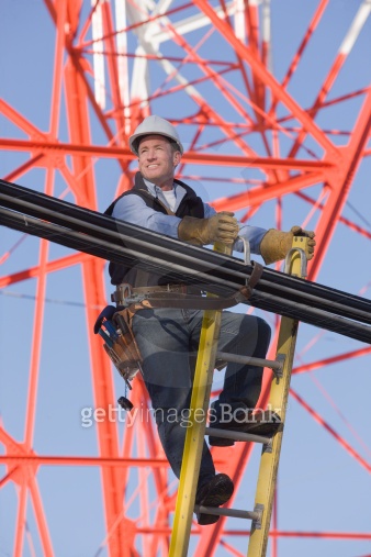 Cable lineman climbing a ladder to repair transmission line 이미지 ...