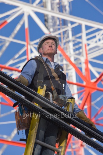 Cable lineman standing on a ladder to repair transmission line 이미지 ...