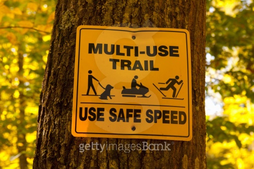 Multi-use trail sign on a tree trunk near a watershed (97390753) - 게티이미지뱅크