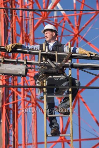 Cable lineman climbing a ladder to repair transmission line 이미지 ...