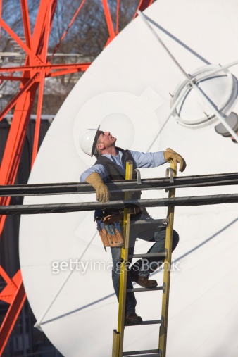 Cable lineman climbing a ladder to repair transmission line 이미지 ...