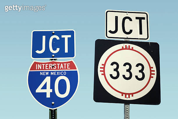 interstate and highway junction road signs (91423946) - 게티이미지뱅크