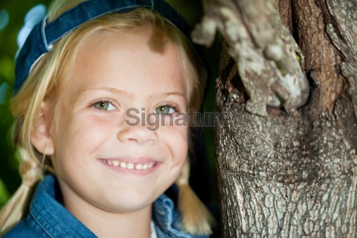 Tomboy having fun in Tree 이미지 (174679697) - 게티이미지뱅크