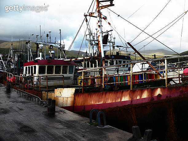 Rusty Old fishing Trawler tied up at port in Ireland (176052121) - 게티이미지뱅크
