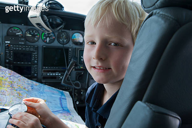 Child sat in the cockpit of a plane 이미지 (176029260) - 게티이미지뱅크