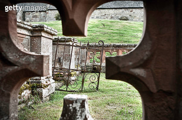 HDR image of broken iron gate in churchyard 이미지 (182789941) - 게티이미지뱅크