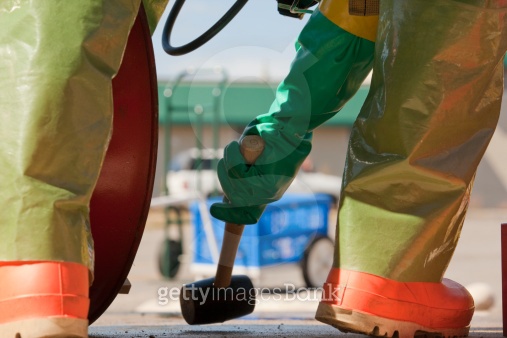 HazMat firefighter plugging a drum 이미지 (109592932) - 게티이미지뱅크