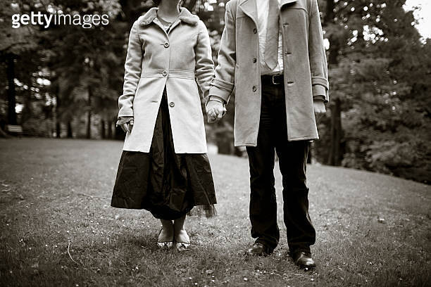 1940s couple holding hands 이미지 (105778942) - 게티이미지뱅크
