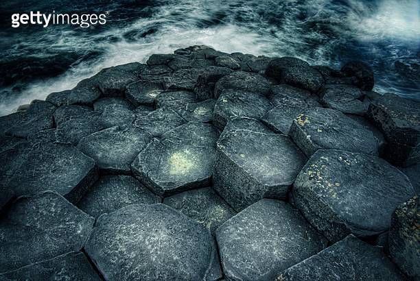 Hexagonal rock formation and sea at the Giants Causeway (97530498) - 게티 ...