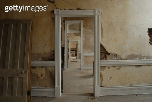 Grungy old building open doors 이미지 (97689053) - 게티이미지뱅크