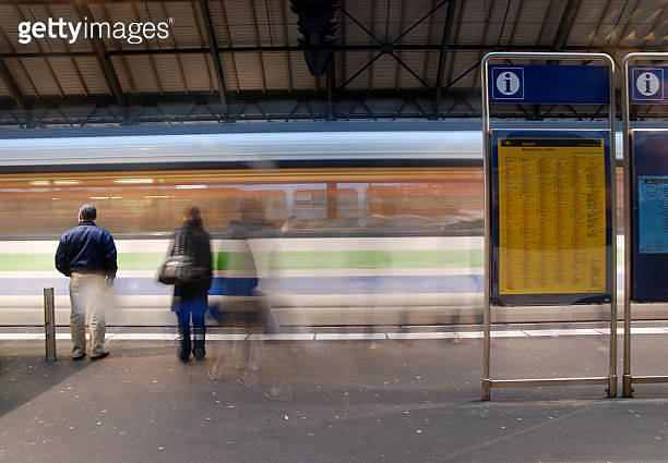 railway platform with incoming train and waiting passenger 이미지 ...