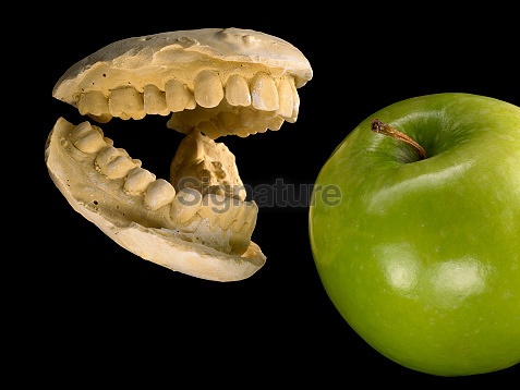 Teeth biting an apple on black background 이미지 (182421852) - 게티이미지뱅크