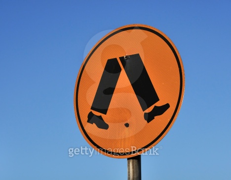 Pedestrian crosswalk sign and blue sky, Australia 이미지 (118835190) - 게티이미지뱅크