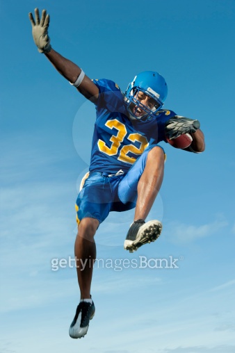 Football player jumping with ball 이미지 (153686602) - 게티이미지뱅크