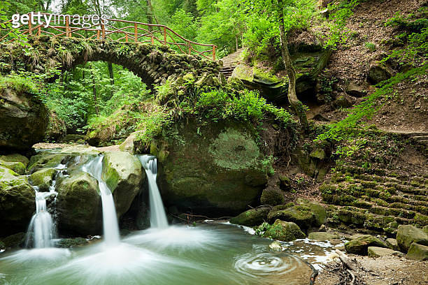 Stone bridge and waterfalls in Mullerthal, Luxembourg 이미지 (184299602 ...