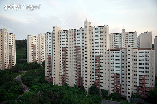 High rise Seoul apartments (160489531) - 게티이미지뱅크