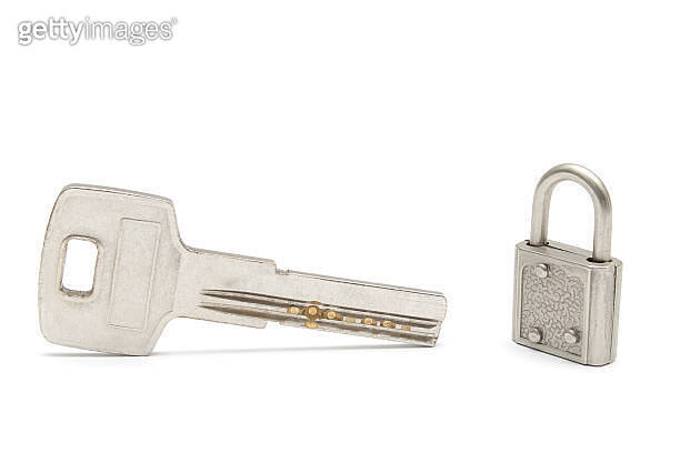 Big key and a small padlock isolated on white 이미지 (126505672) - 게티이미지뱅크