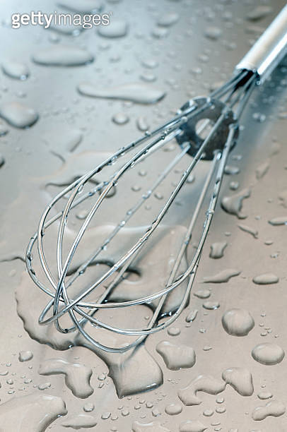 Wire whisk and water drops (184945632) - 게티이미지뱅크